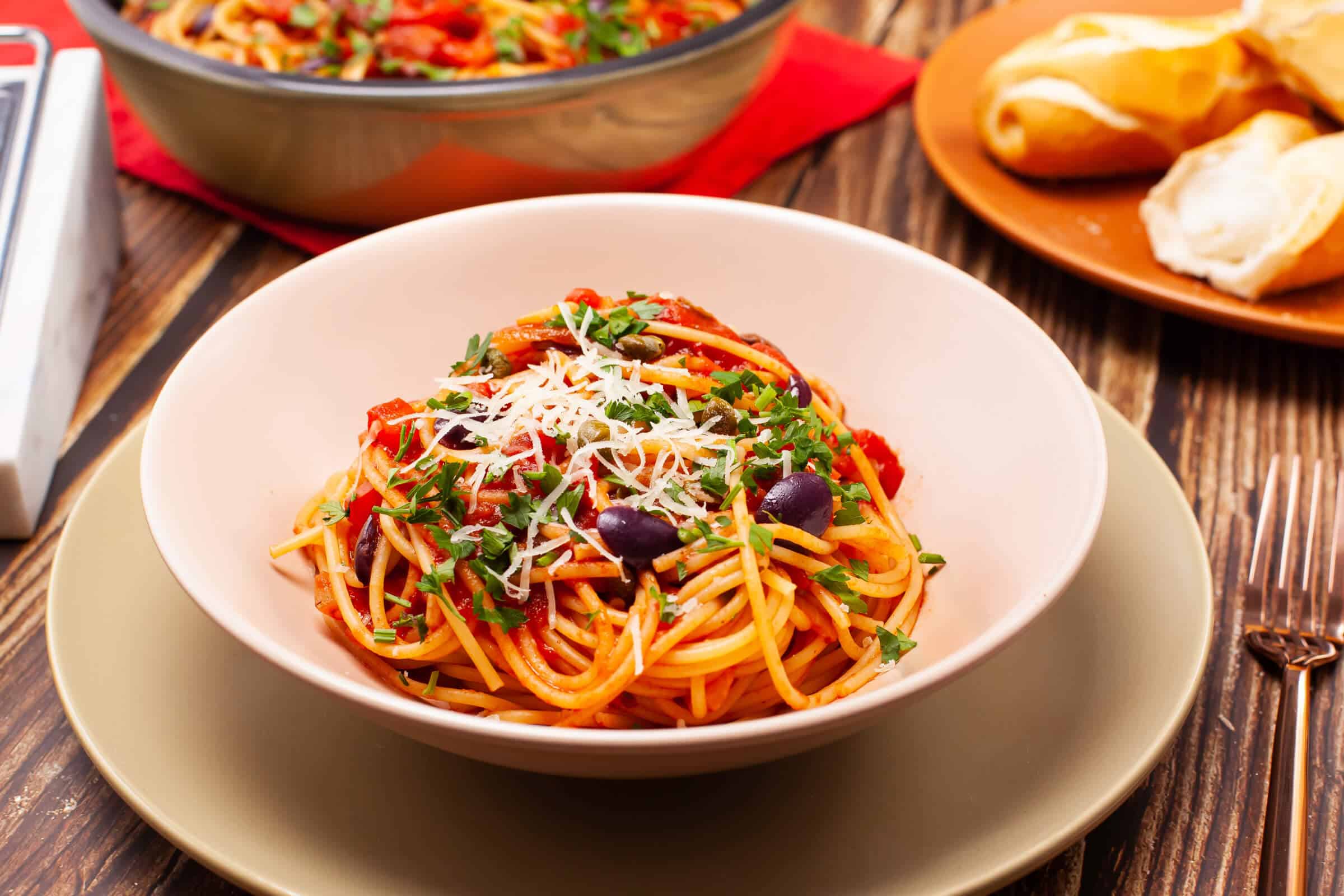 Macarrão à putanesca - delicioso e super fácil de fazer