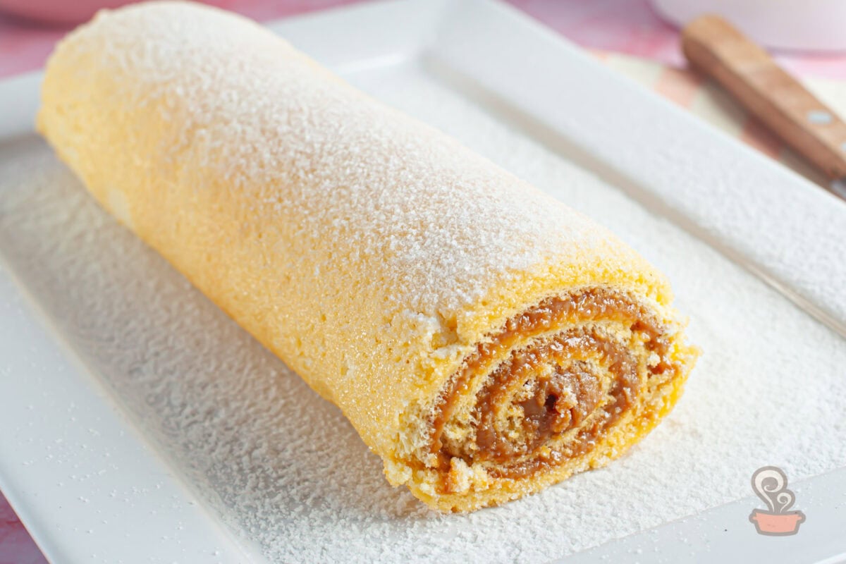 Rocambole de doce de leite - massa fácil e deliciosa