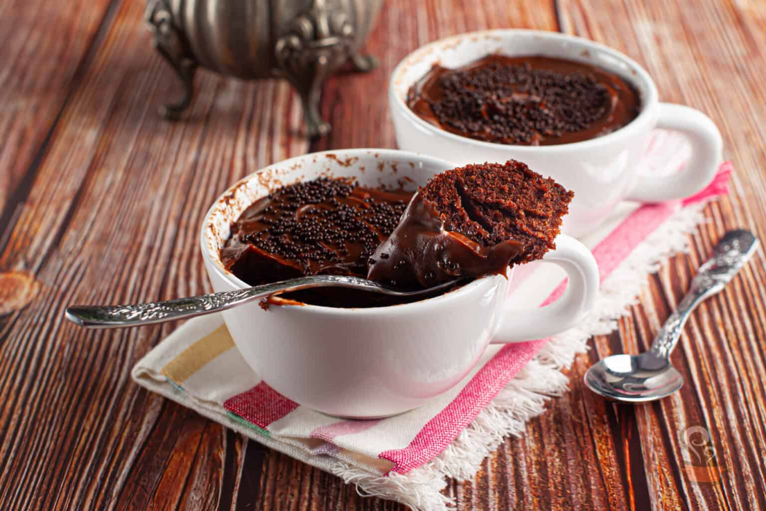 Bolo de caneca de chocolate de micro-ondas - Fácil e muito fofinho
